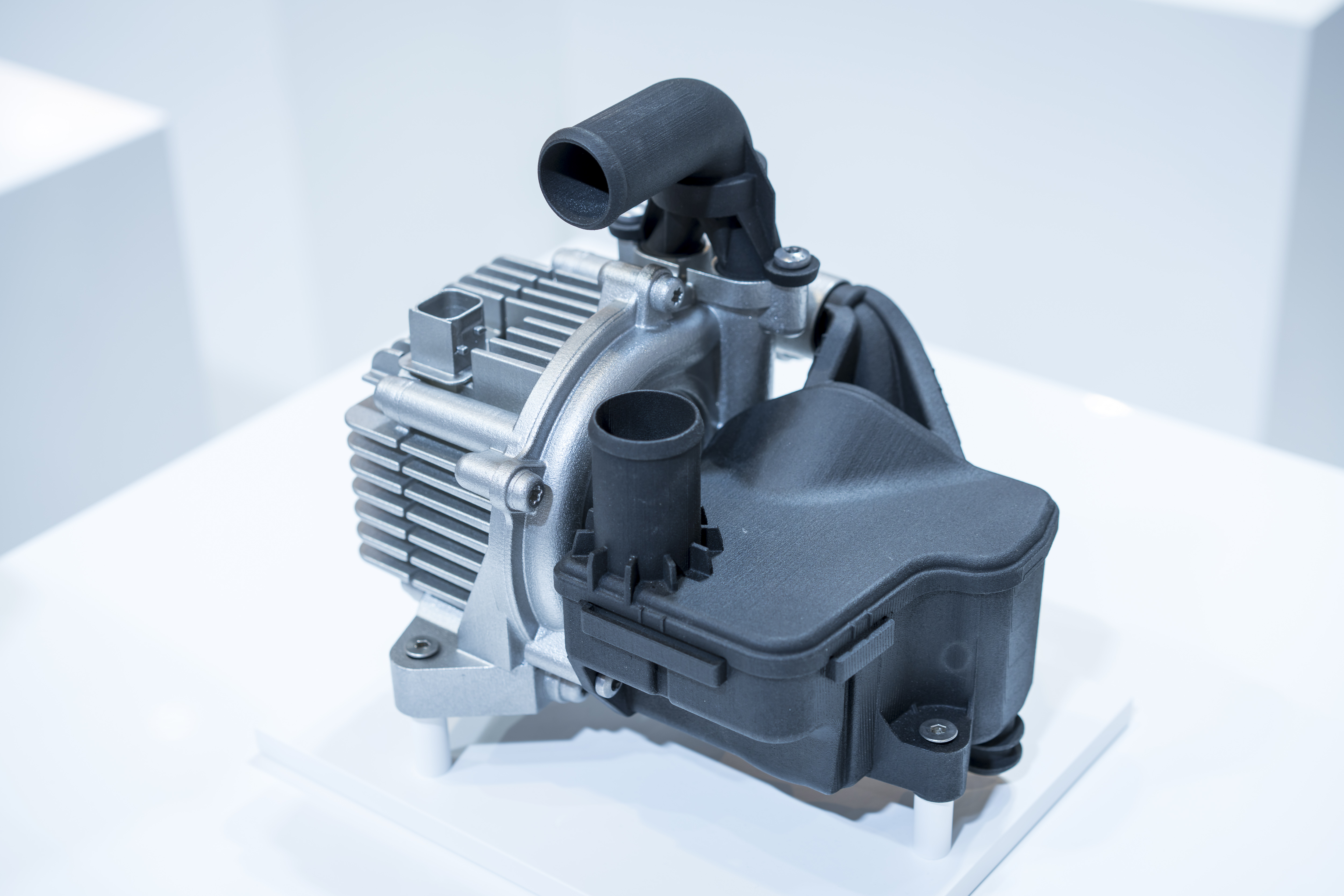 MAHLE supports technology-open climate protection in heavy-duty traffic